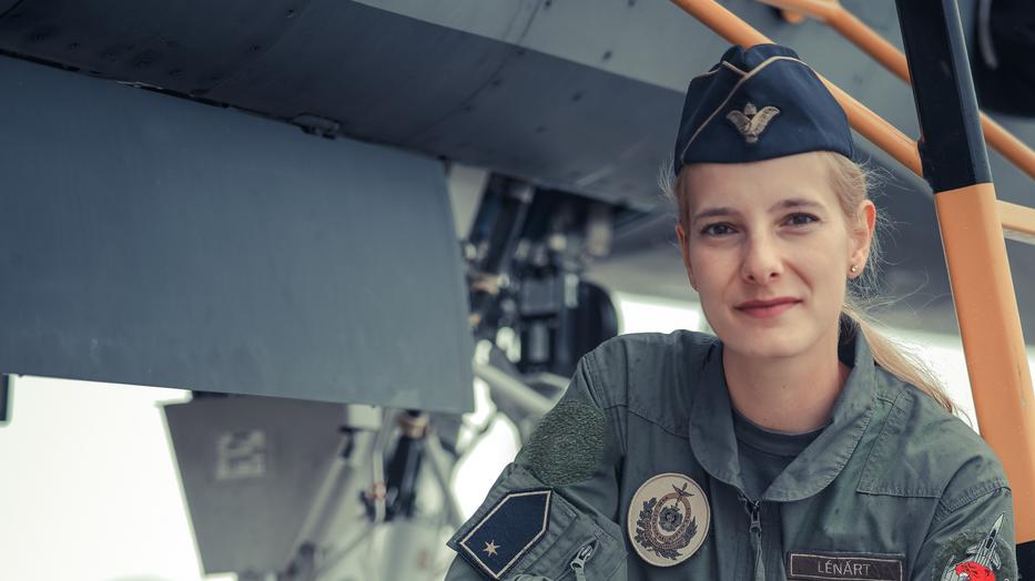 Ő itt Kinga: Kinga lehet az ország első női vadászpilótája – Egyhelyen